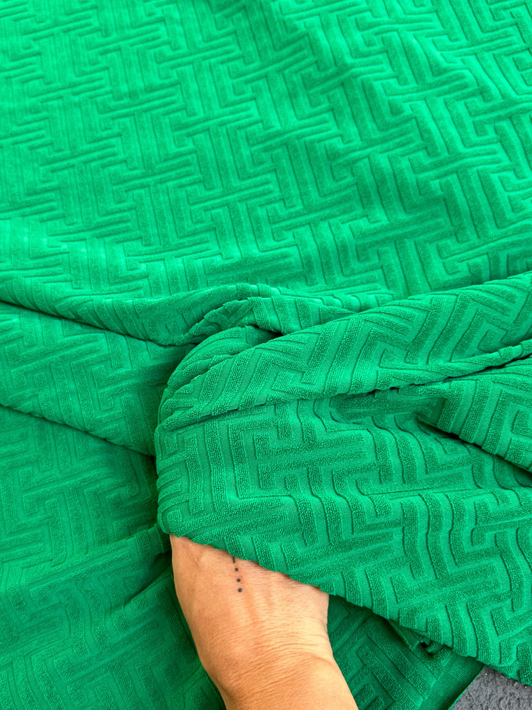 Kelly Green Textured Geometric Pattern Jersey Knit – KikiTextiles