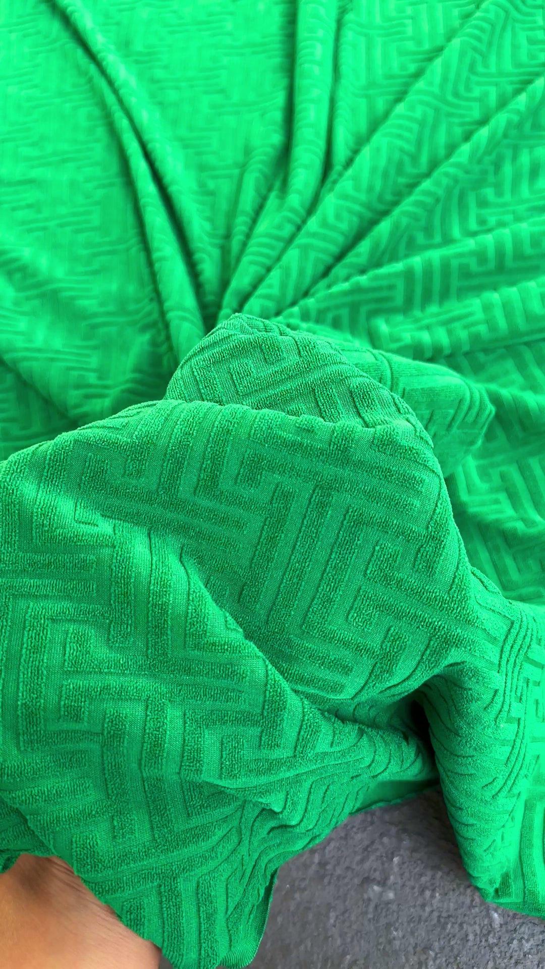 Kelly Green Textured Geometric Pattern Jersey Knit – KikiTextiles
